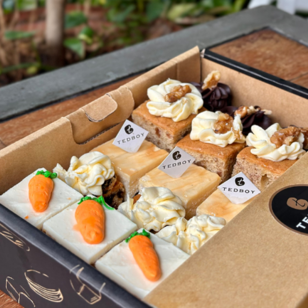 Mini Cakes Croissant Sandwiches Catering Box | Tedboy